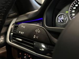 Black BMW X5 2015 in Riga, with an engine capacity of 3.00 L and mileage of 170 thousand km for 18900 €, photo 13 on AUTOMOTO.COM.LV