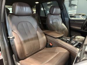 Black BMW X5 2015 in Riga, with an engine capacity of 3.00 L and mileage of 170 thousand km for 18900 €, photo 29 on AUTOMOTO.COM.LV