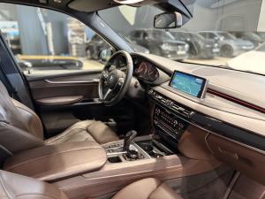 Black BMW X5 2015 in Riga, with an engine capacity of 3.00 L and mileage of 170 thousand km for 18900 €, photo 30 on AUTOMOTO.COM.LV