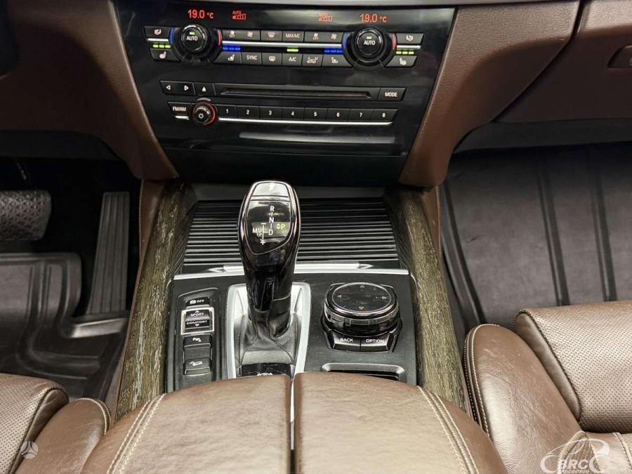 Melns BMW X5 2015 Viļņa, ar dzinēja tilpumu 4.40 L un nobraukumu 394 tūkst. km par 10500 €, foto 21 vietnē AUTOMOTO.COM.LV
