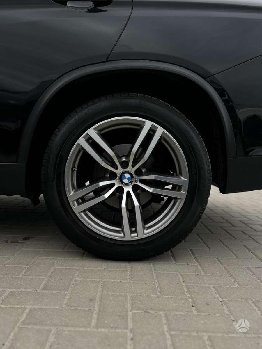 Black BMW X5 2015 in Kaunas, with an engine capacity of 2.00 L and mileage of 332 thousand km for 14600 €, photo 15 on AUTOMOTO.COM.LV