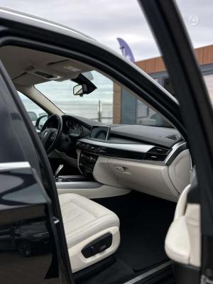 Black BMW X5 2015 in Kaunas, with an engine capacity of 2.00 L and mileage of 332 thousand km for 14600 €, photo 26 on AUTOMOTO.COM.LV