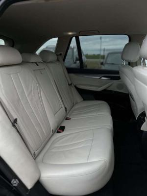 Black BMW X5 2015 in Kaunas, with an engine capacity of 2.00 L and mileage of 332 thousand km for 14600 €, photo 29 on AUTOMOTO.COM.LV