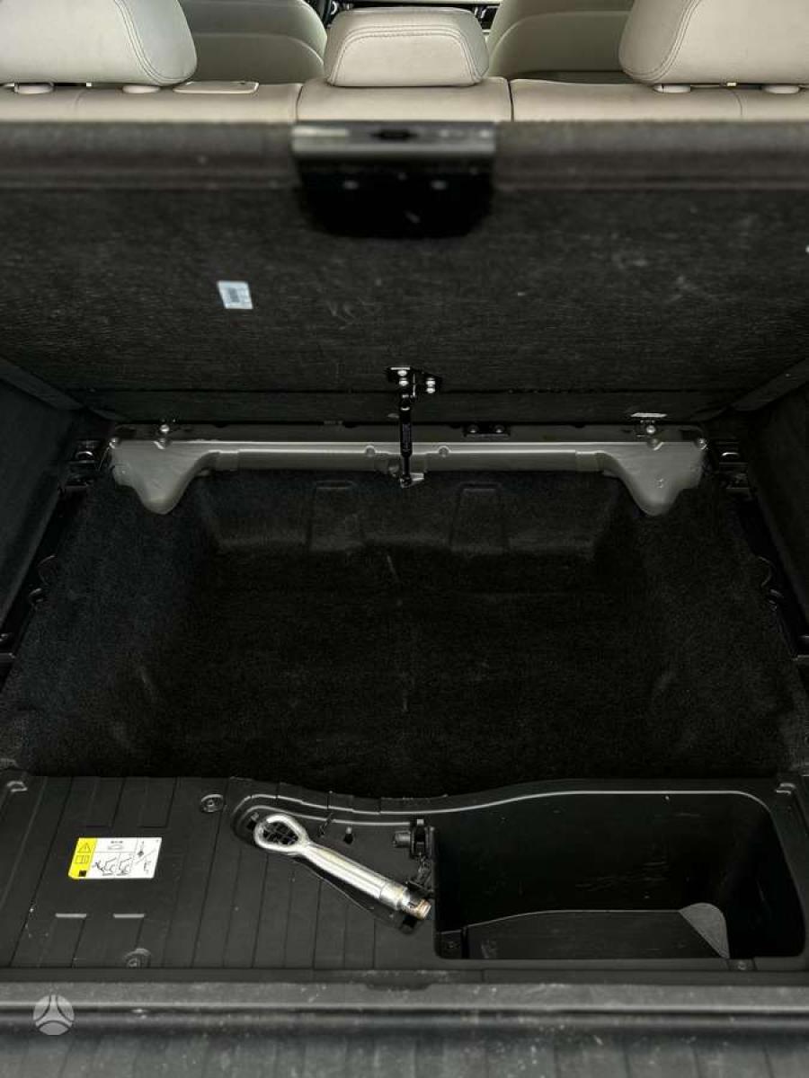 Black BMW X5 2015 in Kaunas, with an engine capacity of 2.00 L and mileage of 332 thousand km for 14600 €, photo 33 on AUTOMOTO.COM.LV