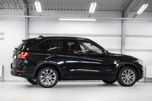 Black BMW X5 2015 in Tukums, with an engine capacity of 3.00 L and mileage of 200 thousand km for 16400 €, photo 4 on AUTOMOTO.COM.LV
