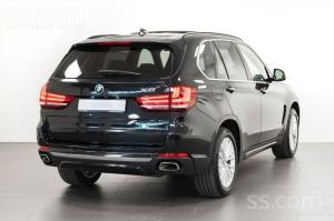 Black BMW X5 2015 in Riga, with an engine capacity of 3.00 L and mileage of 232 thousand km for 28400 €, photo 5 on AUTOMOTO.COM.LV