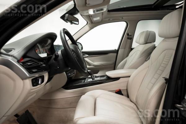 Black BMW X5 2015 in Riga, with an engine capacity of 3.00 L and mileage of 232 thousand km for 28400 €, photo 8 on AUTOMOTO.COM.LV