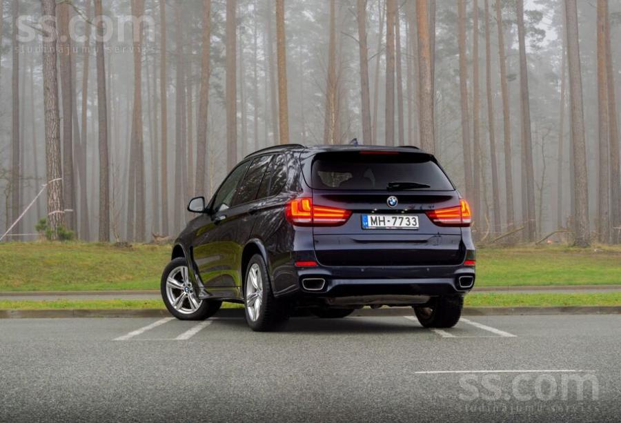 Black BMW X5 2016 in Riga, with an engine capacity of 3.00 L and mileage of 341 thousand km for 20990 €, photo 8 on AUTOMOTO.COM.LV