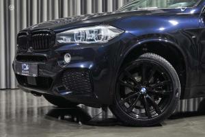 Black BMW X5 2016 in Marijampole, with an engine capacity of 2.99 L and mileage of 225 thousand km for 22850 €, photo 6 on AUTOMOTO.COM.LV