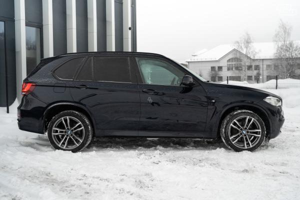 Black BMW X5 2016 in Vilnius, with an engine capacity of 3.00 L and mileage of 170 thousand km for 22690 €, photo 6 on AUTOMOTO.COM.LV