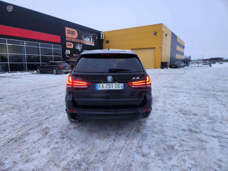 Black BMW X5 2016 in Taurage, with an engine capacity of 2.00 L and mileage of 265 thousand km for 14800 €, photo 6 on AUTOMOTO.COM.LV