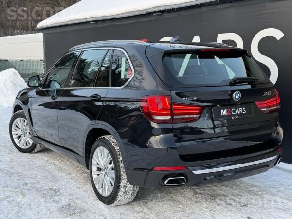 Black BMW X5 2016 in Riga, with an engine capacity of 2.00 L and mileage of 123 thousand km for 23990 €, photo 4 on AUTOMOTO.COM.LV