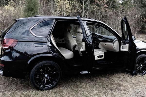 Black BMW X5 2016 in Klaipeda, with an engine capacity of 2.98 L and mileage of 193 thousand km for 22650 €, photo 8 on AUTOMOTO.COM.LV