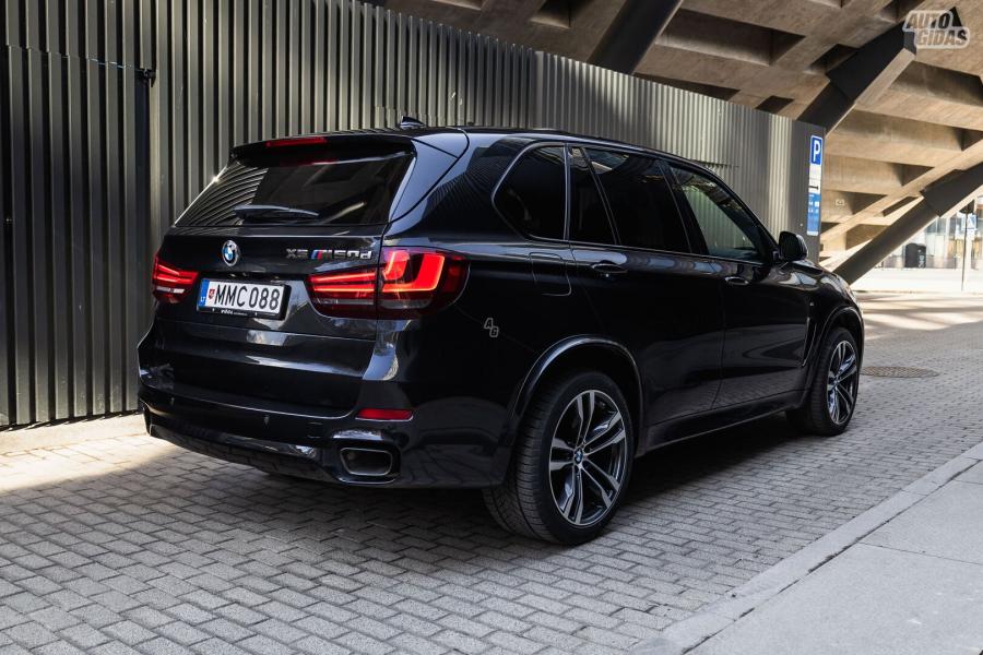Black BMW X5 2016 in Vilnius, with an engine capacity of 3.00 L and mileage of 220 thousand km for 22500 €, photo 6 on AUTOMOTO.COM.LV