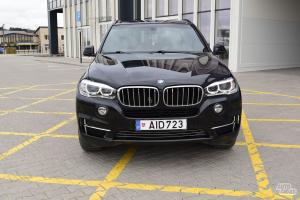 Black BMW X5 2016 in Vilnius, with an engine capacity of 3.00 L and mileage of 298 thousand km for 14750 €, photo 3 on AUTOMOTO.COM.LV