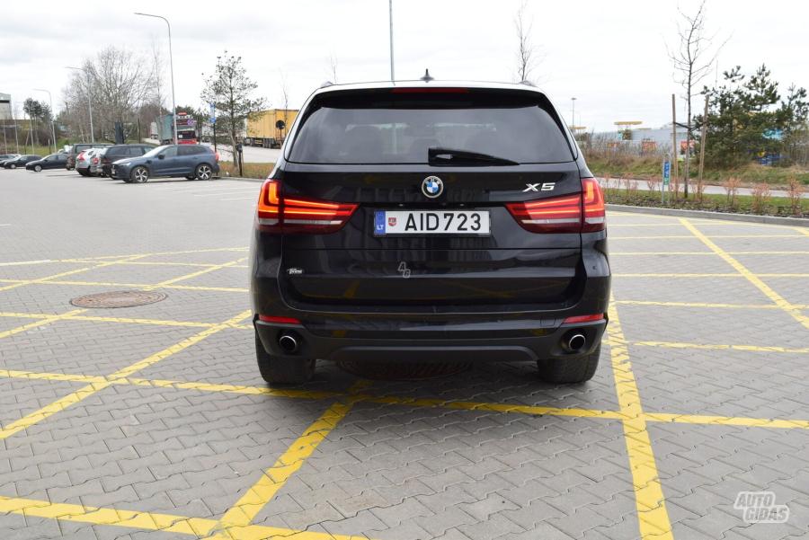 Black BMW X5 2016 in Vilnius, with an engine capacity of 3.00 L and mileage of 298 thousand km for 14750 €, photo 7 on AUTOMOTO.COM.LV