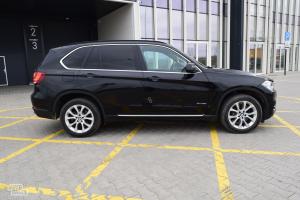 Black BMW X5 2016 in Vilnius, with an engine capacity of 3.00 L and mileage of 298 thousand km for 14750 €, photo 9 on AUTOMOTO.COM.LV