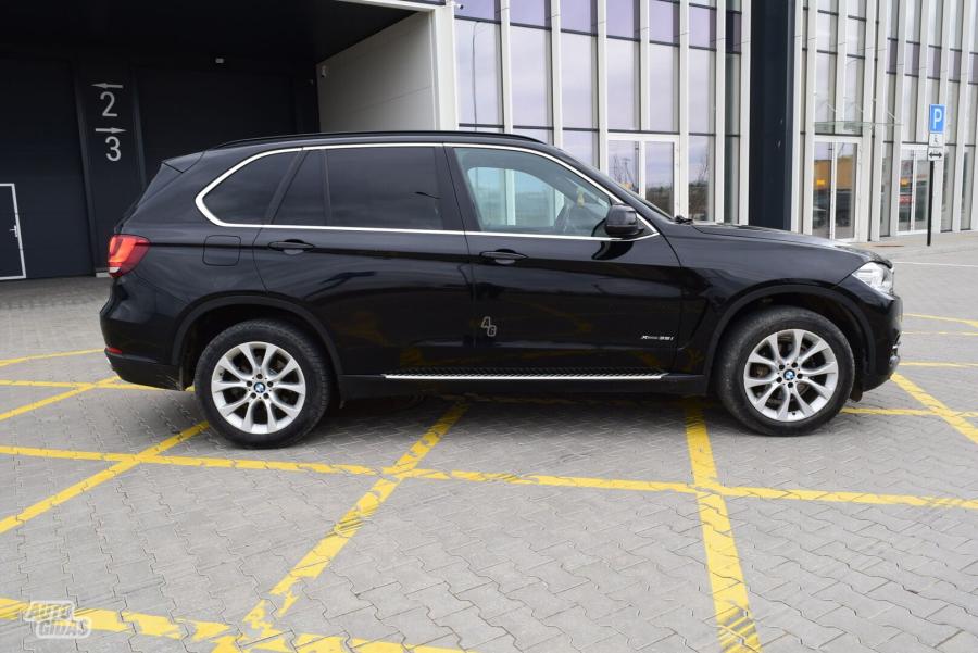 Black BMW X5 2016 in Vilnius, with an engine capacity of 3.00 L and mileage of 298 thousand km for 14750 €, photo 9 on AUTOMOTO.COM.LV