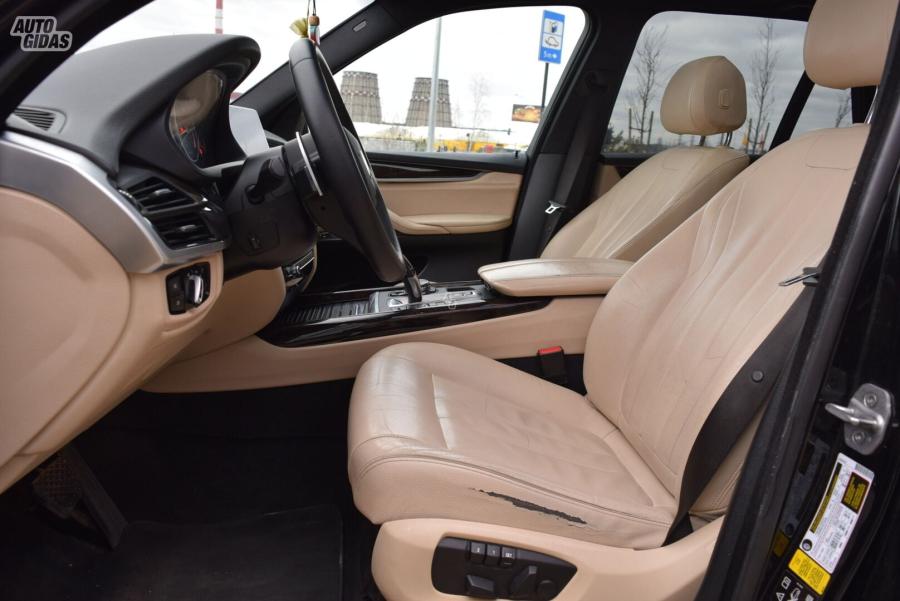Black BMW X5 2016 in Vilnius, with an engine capacity of 3.00 L and mileage of 298 thousand km for 14750 €, photo 10 on AUTOMOTO.COM.LV