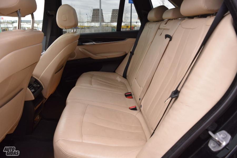 Black BMW X5 2016 in Vilnius, with an engine capacity of 3.00 L and mileage of 298 thousand km for 14750 €, photo 11 on AUTOMOTO.COM.LV