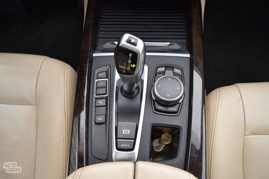 Black BMW X5 2016 in Vilnius, with an engine capacity of 3.00 L and mileage of 298 thousand km for 14750 €, photo 15 on AUTOMOTO.COM.LV