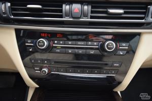 Black BMW X5 2016 in Vilnius, with an engine capacity of 3.00 L and mileage of 298 thousand km for 14750 €, photo 16 on AUTOMOTO.COM.LV