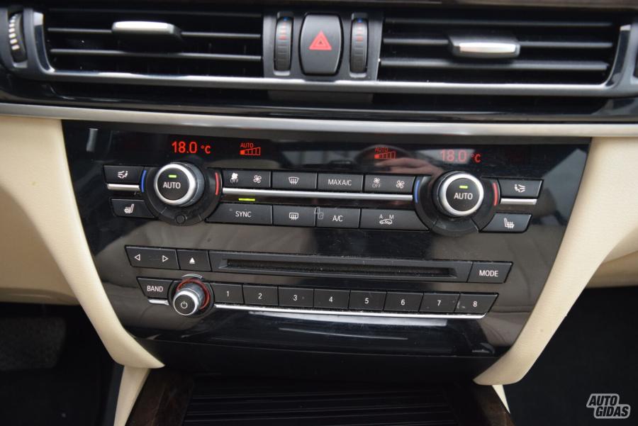 Black BMW X5 2016 in Vilnius, with an engine capacity of 3.00 L and mileage of 298 thousand km for 14750 €, photo 16 on AUTOMOTO.COM.LV