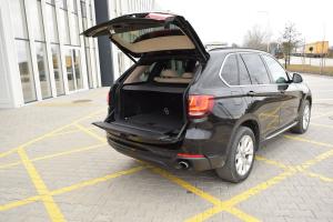 Black BMW X5 2016 in Vilnius, with an engine capacity of 3.00 L and mileage of 298 thousand km for 14750 €, photo 26 on AUTOMOTO.COM.LV