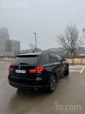 Black BMW X5 2016 in Riga, with an engine capacity of 3.00 L and mileage of 175 thousand km for 25900 €, photo 3 on AUTOMOTO.COM.LV