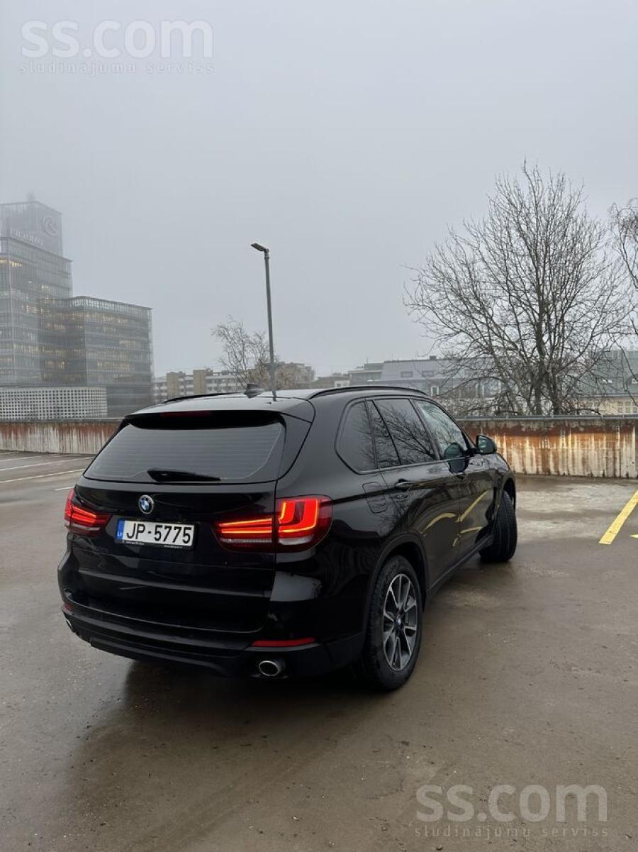 Black BMW X5 2016 in Riga, with an engine capacity of 3.00 L and mileage of 175 thousand km for 25900 €, photo 3 on AUTOMOTO.COM.LV