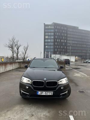 Black BMW X5 2016 in Riga, with an engine capacity of 3.00 L and mileage of 175 thousand km for 25900 €, photo 4 on AUTOMOTO.COM.LV