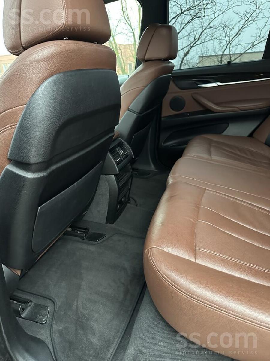 Black BMW X5 2016 in Riga, with an engine capacity of 3.00 L and mileage of 175 thousand km for 25900 €, photo 9 on AUTOMOTO.COM.LV