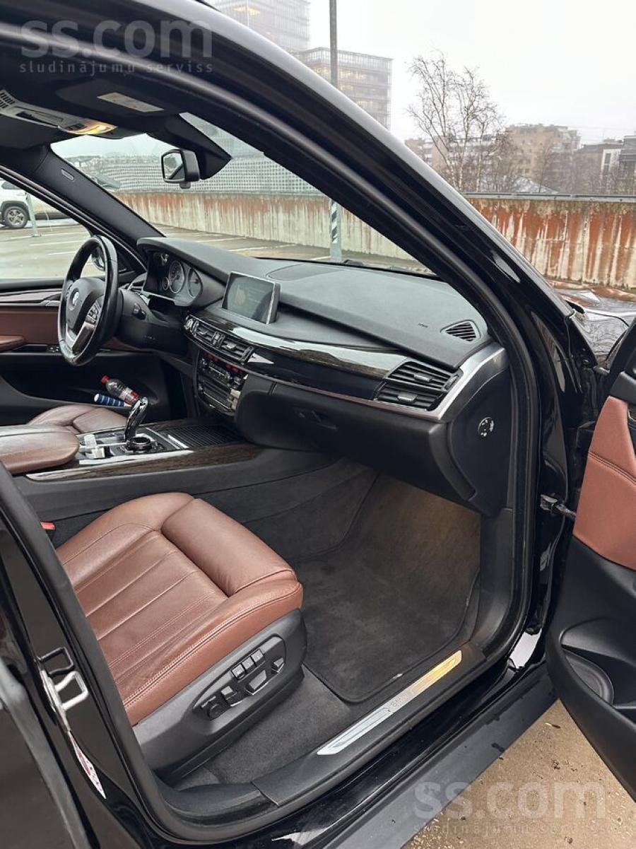 Black BMW X5 2016 in Riga, with an engine capacity of 3.00 L and mileage of 175 thousand km for 25900 €, photo 12 on AUTOMOTO.COM.LV