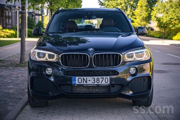 Black BMW X5 2016 in Riga, with an engine capacity of 3.00 L and mileage of 0 thousand km for 16990 €, photo 2 on AUTOMOTO.COM.LV