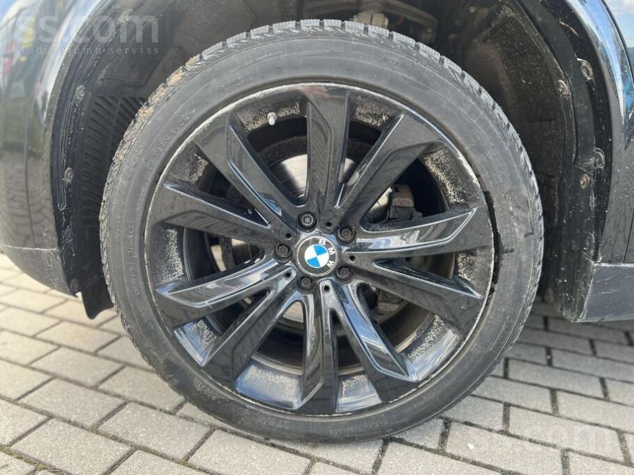 Black BMW X5 2016 in Talsi, with an engine capacity of 3.00 L and mileage of 214 thousand km for 29970 €, photo 13 on AUTOMOTO.COM.LV