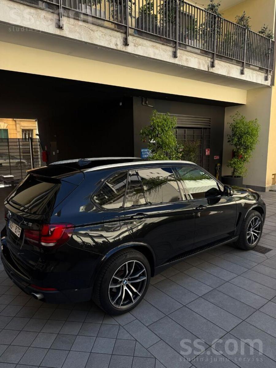 Black BMW X5 2016 in Riga, with an engine capacity of 3.00 L and mileage of 198 thousand km for 19000 €, photo 3 on AUTOMOTO.COM.LV