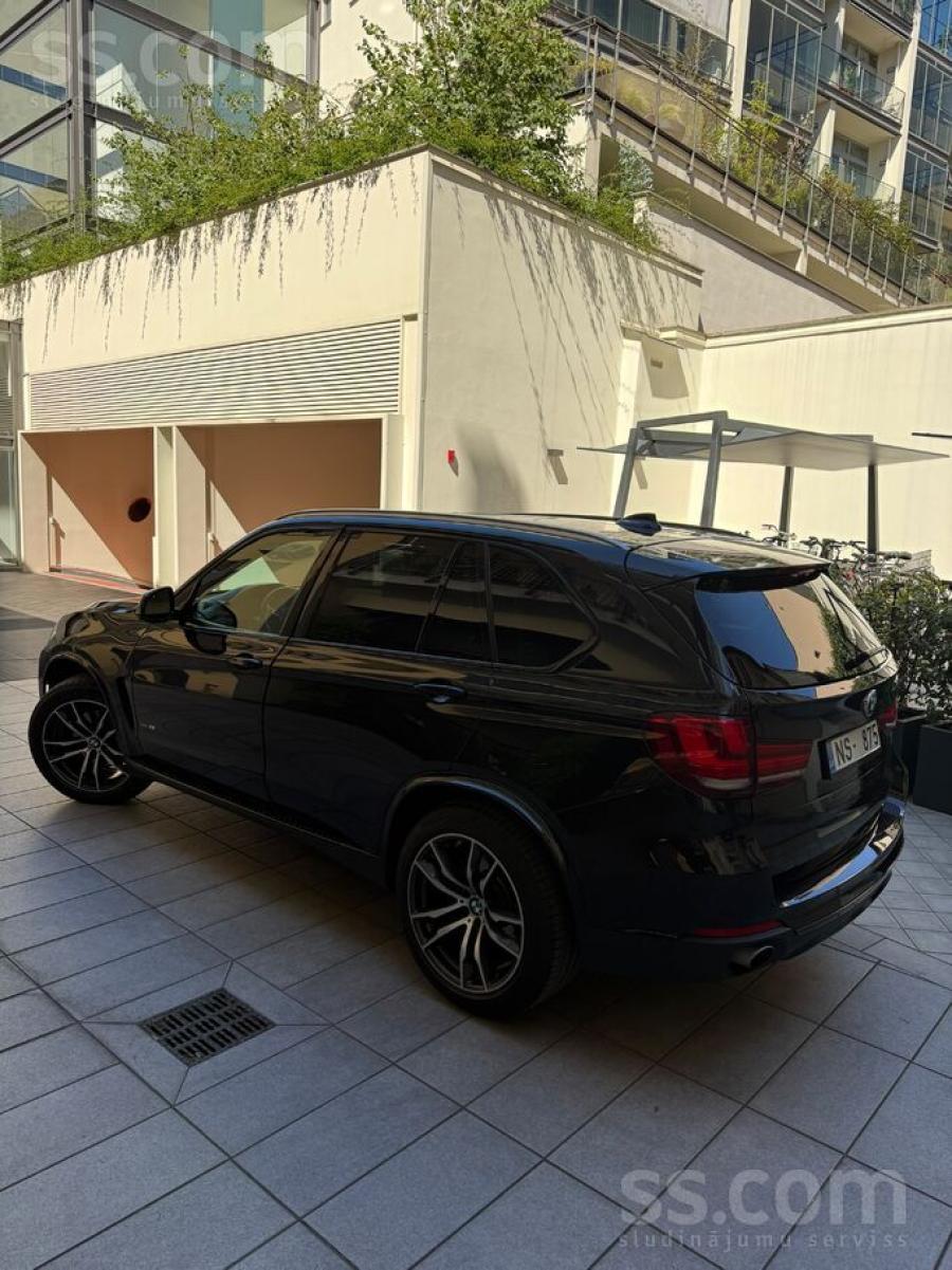 Black BMW X5 2016 in Riga, with an engine capacity of 3.00 L and mileage of 198 thousand km for 19000 €, photo 4 on AUTOMOTO.COM.LV