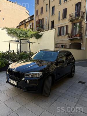 Black BMW X5 2016 in Riga, with an engine capacity of 3.00 L and mileage of 198 thousand km for 19000 €, photo 6 on AUTOMOTO.COM.LV