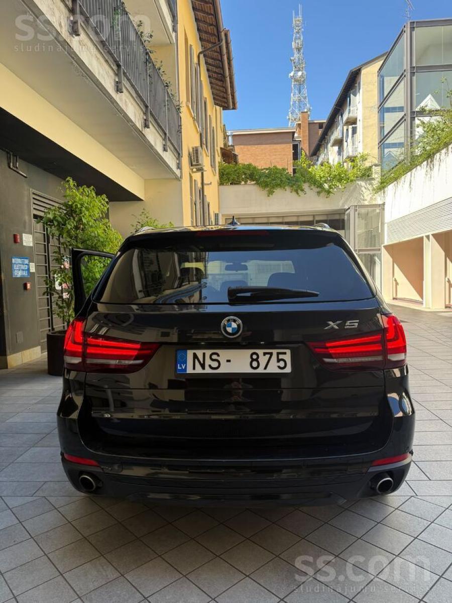 Black BMW X5 2016 in Riga, with an engine capacity of 3.00 L and mileage of 198 thousand km for 19000 €, photo 7 on AUTOMOTO.COM.LV