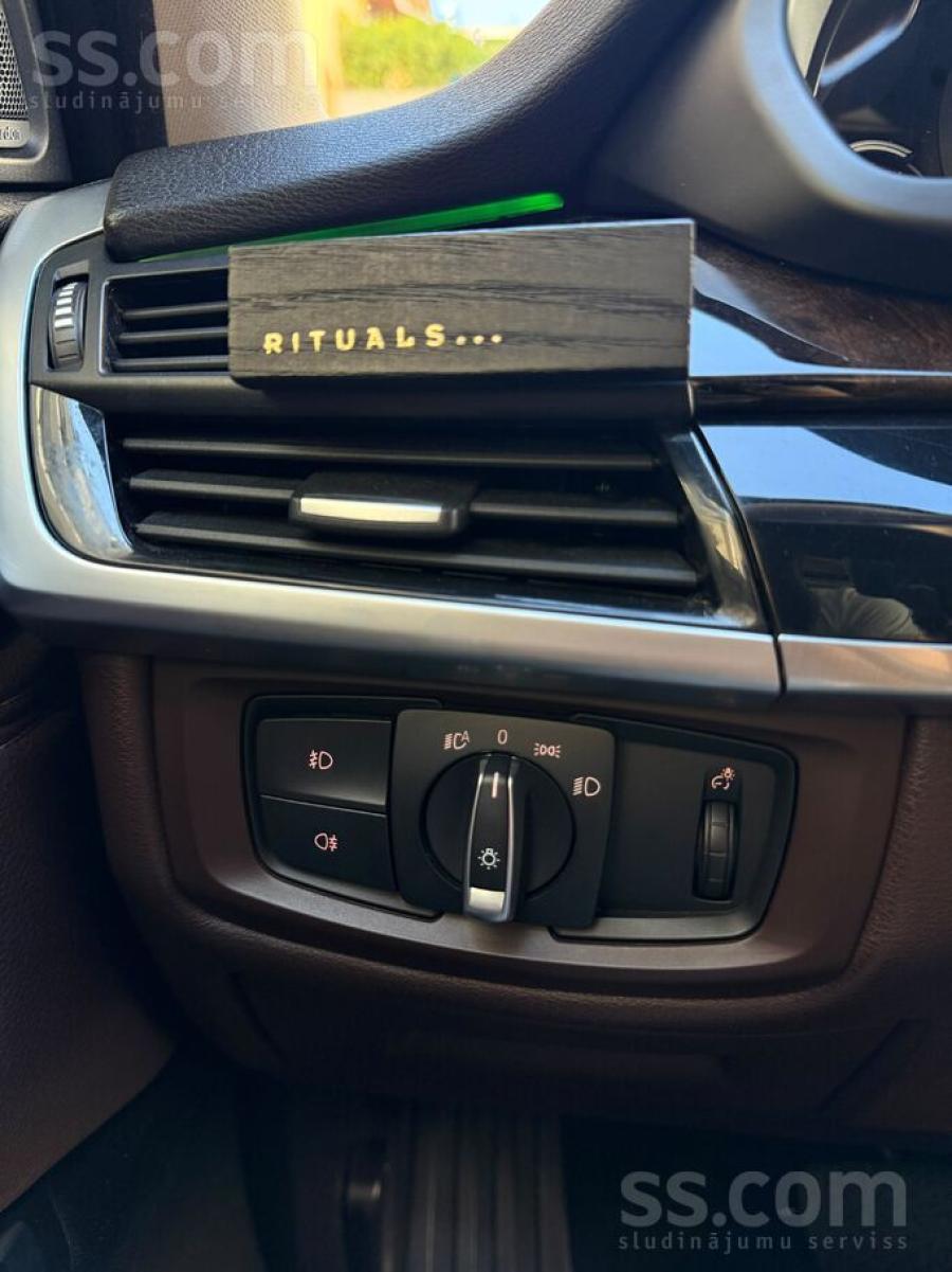 Black BMW X5 2016 in Riga, with an engine capacity of 3.00 L and mileage of 198 thousand km for 19000 €, photo 17 on AUTOMOTO.COM.LV