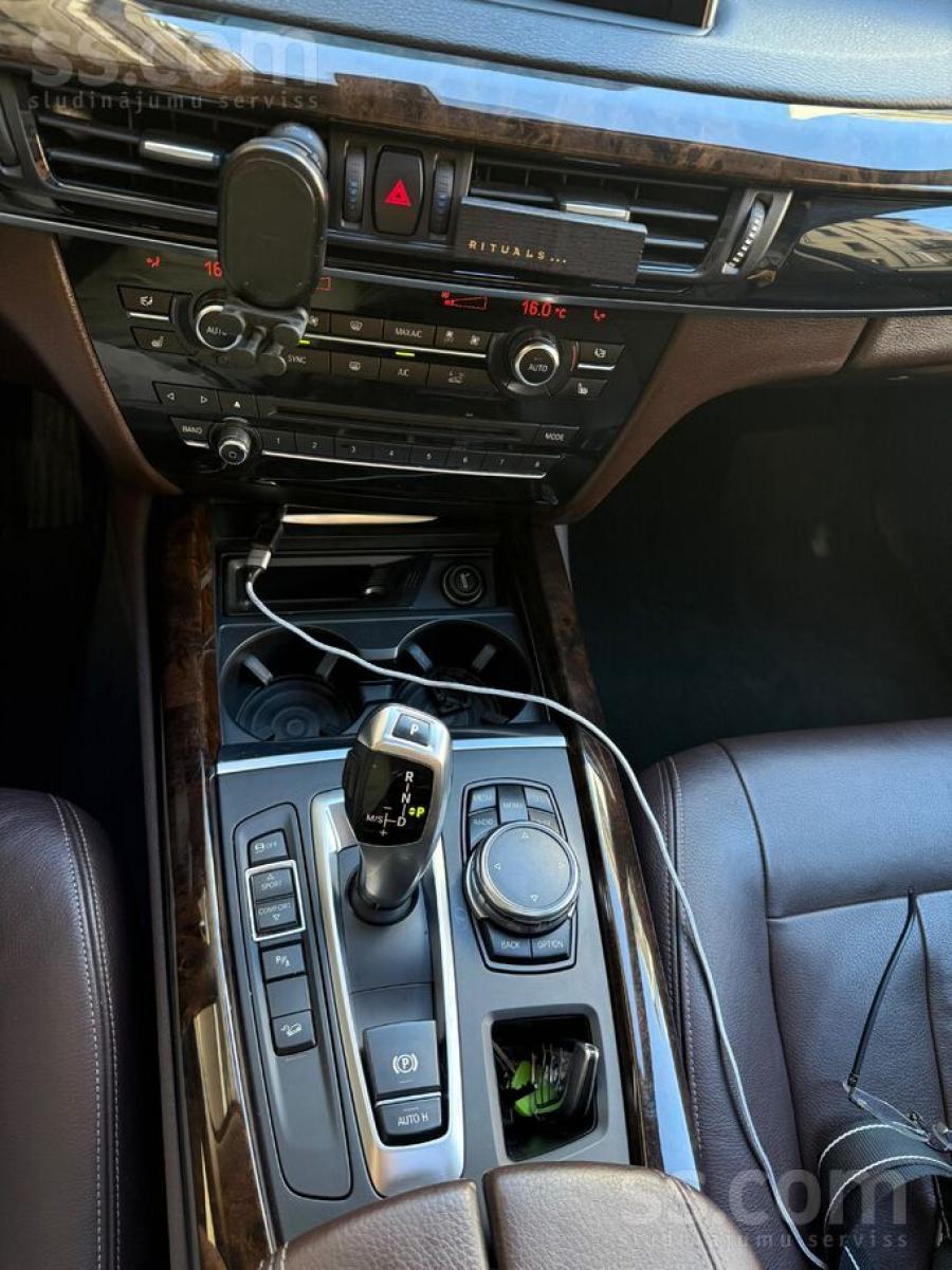 Black BMW X5 2016 in Riga, with an engine capacity of 3.00 L and mileage of 198 thousand km for 19000 €, photo 19 on AUTOMOTO.COM.LV
