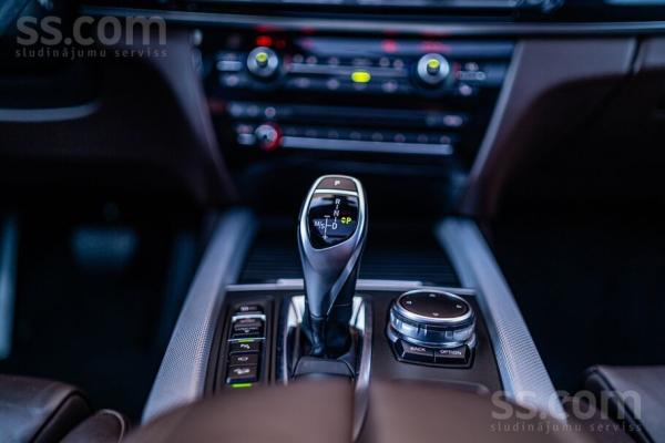 Black BMW X5 2016 in Riga, with an engine capacity of 3.00 L and mileage of 277 thousand km for 21500 €, photo 7 on AUTOMOTO.COM.LV