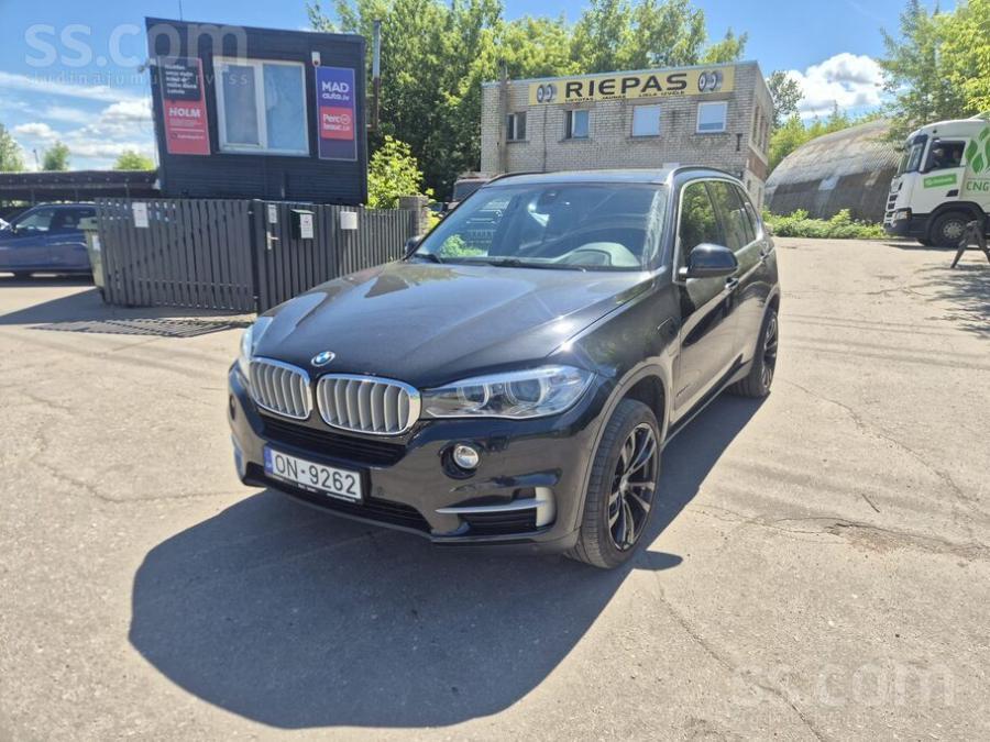 Black BMW X5 2016 in Riga, with an engine capacity of 2.00 L and mileage of 226 thousand km for 18990 €, photo 5 on AUTOMOTO.COM.LV
