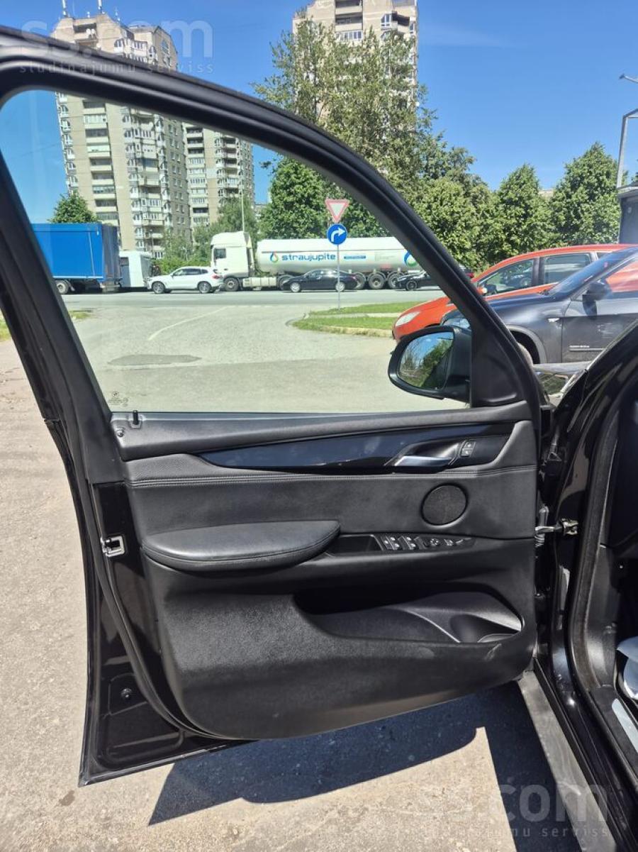 Black BMW X5 2016 in Riga, with an engine capacity of 2.00 L and mileage of 226 thousand km for 18990 €, photo 15 on AUTOMOTO.COM.LV