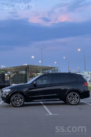 Black BMW X5 2016 in Liepaja, with an engine capacity of 4.00 L and mileage of 178 thousand km for 25500 €, photo 5 on AUTOMOTO.COM.LV