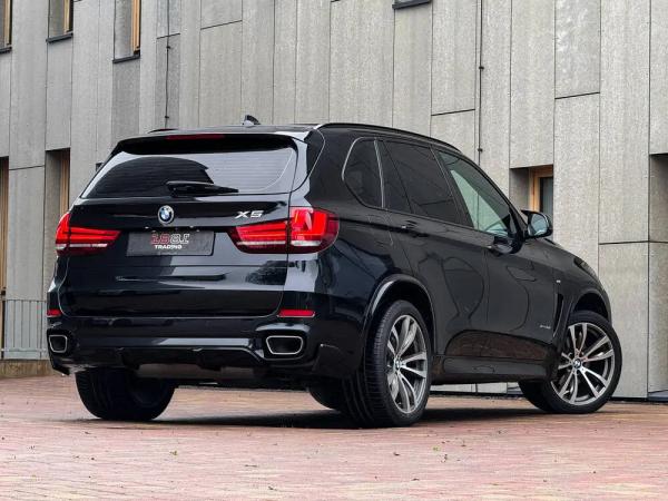Black BMW X5 2016 in Riga, with an engine capacity of 3.00 L and mileage of 204 thousand km for 26800 €, photo 2 on AUTOMOTO.COM.LV