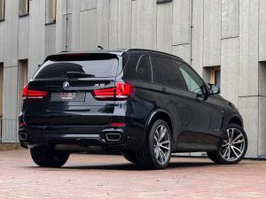 Black BMW X5 2016 in Riga, with an engine capacity of 3.00 L and mileage of 204 thousand km for 26800 €, photo 3 on AUTOMOTO.COM.LV