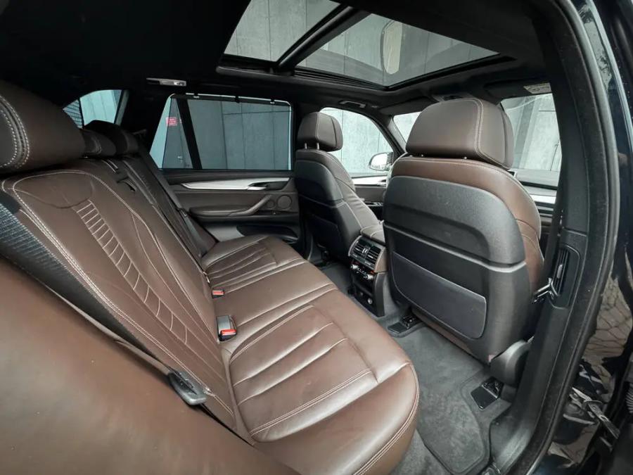 Black BMW X5 2016 in Riga, with an engine capacity of 3.00 L and mileage of 204 thousand km for 26800 €, photo 12 on AUTOMOTO.COM.LV