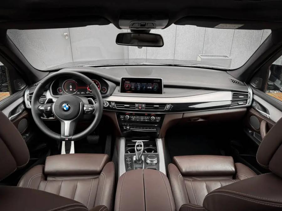Black BMW X5 2016 in Riga, with an engine capacity of 3.00 L and mileage of 204 thousand km for 26800 €, photo 13 on AUTOMOTO.COM.LV