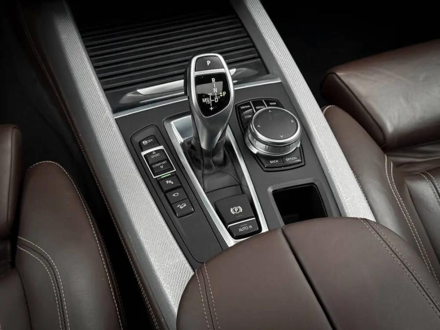 Black BMW X5 2016 in Riga, with an engine capacity of 3.00 L and mileage of 204 thousand km for 26800 €, photo 18 on AUTOMOTO.COM.LV